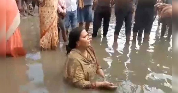 Congress MLA sat in a pit filled with mud against the poor condition of ...