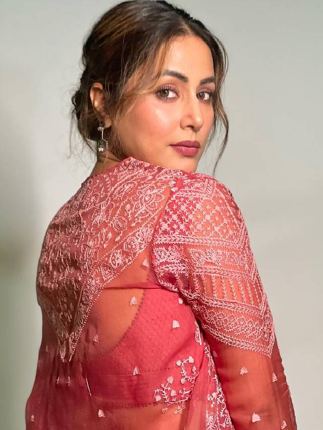 Hina Khan looks sizzling in tradition saree see pics | हिना खान ने शेयर ...