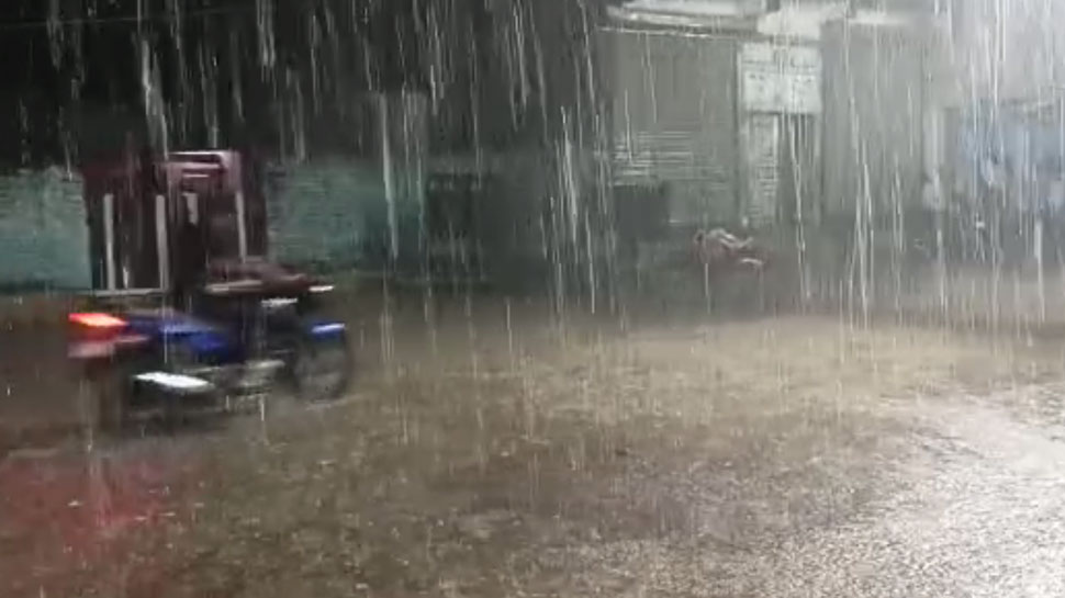 Life affected by continuous rain in Baran water filled in shops in ...