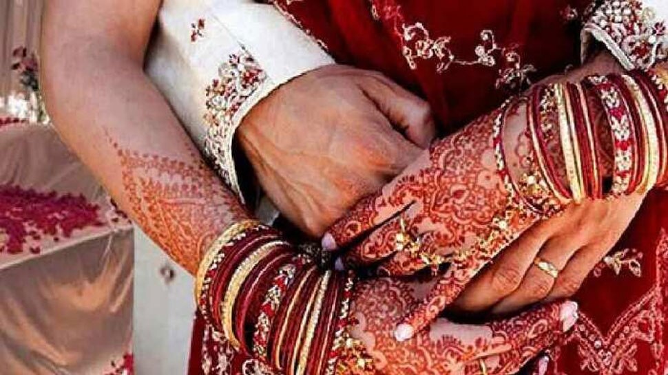 bride blessed to have this groom dulha touching feet of dulhan video goes viral first night ...
