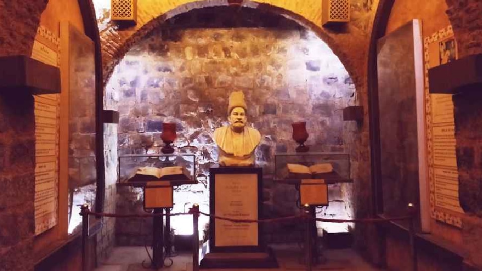 visit mirza ghalib ki haveli in old delhi know life of ghalib chawri ...