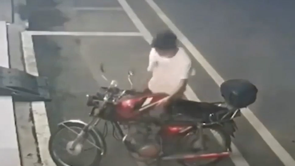 bike thief chor pulled out petrol tank from bike viral hilarious video trending | Trending: बाइक ...