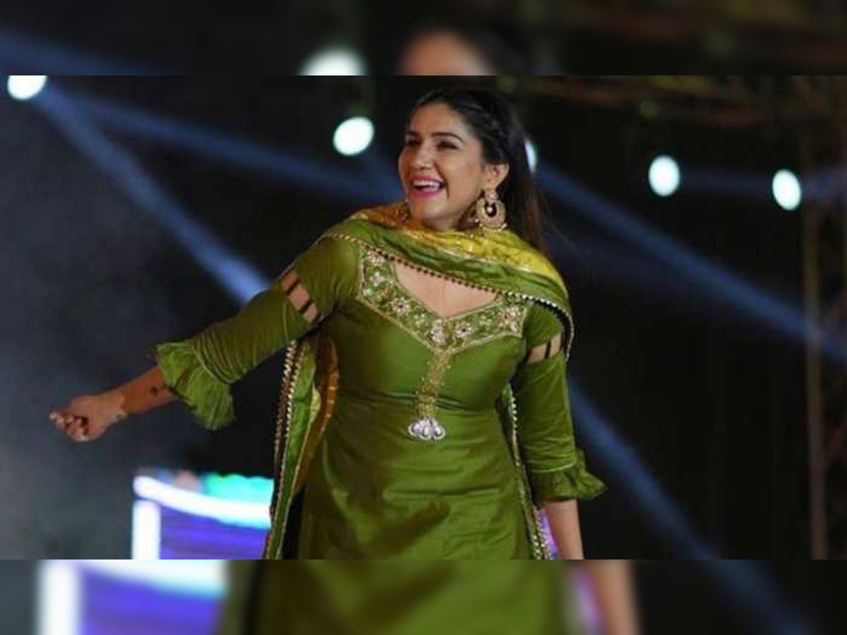 Hot Sapna choudhary dance on stage Wearing a very tight suit her sexy dance moves flaunt ...