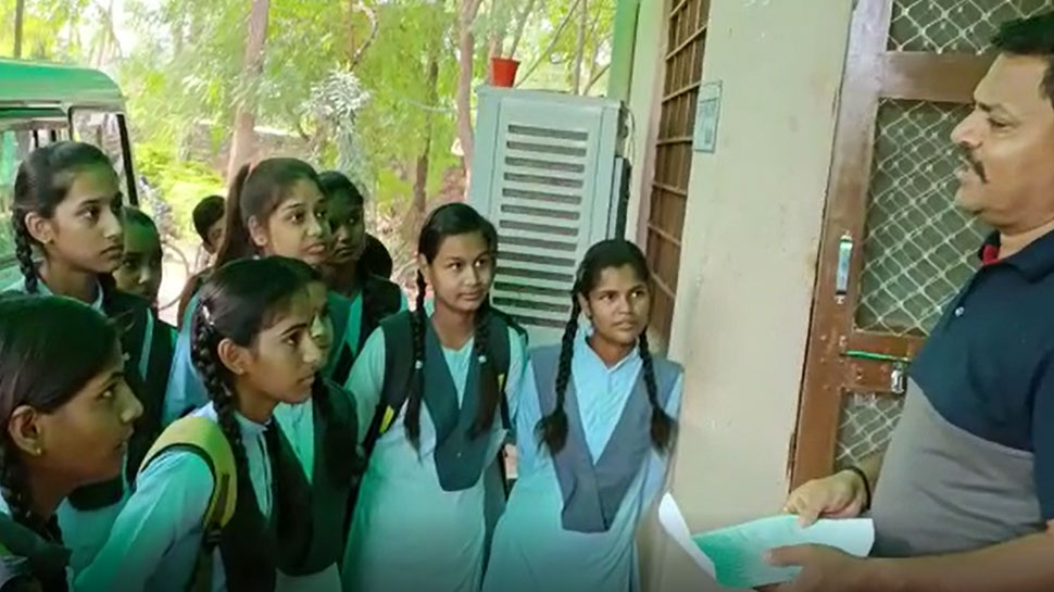 Pratapgarh There is no road to go to school children said get SDM Uncle ...
