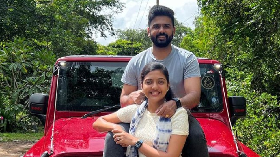 IAS Srushti Jayant Deshmukh Mahindra Thar Photo । इस महंगी SUV से चलती ...