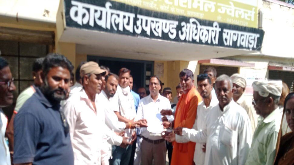 Sagwara Demonstration of sarpanch mate and artisans in Sagwara demand ...