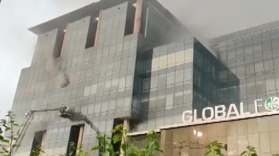 Gurugram Global Foyer fire video see the detail SMI | Gurugram Mall ...