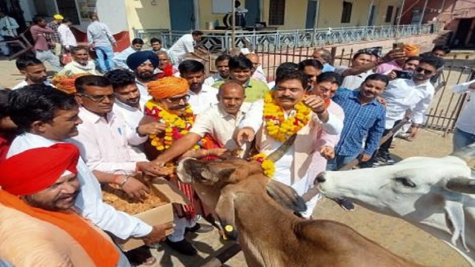 BJP leader Gyandev Ahuja 72nd birthday celebrated | भाजपा नेता ज्ञानदेव ...