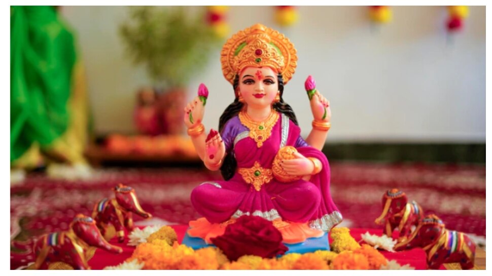 How To Please Lord Lakshmi Vastu Tips For Attract Money And Get Rid Of