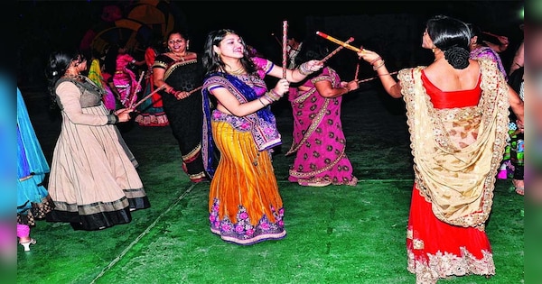 Gujrat The teachers raised slogans of Ya Hussain in the Garba program ...