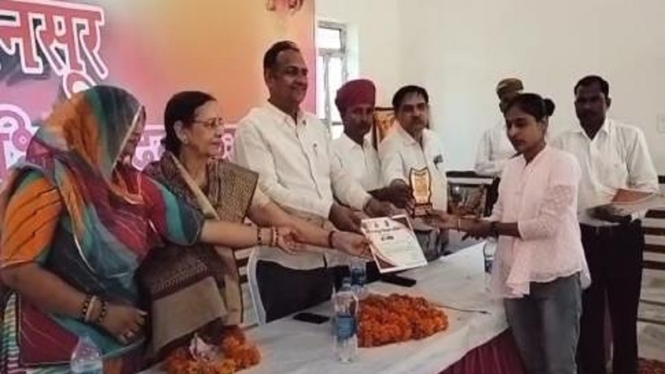 Award of talented students in Bansur initiative of Rajput Education ...