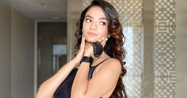 Anushka Sen gave bold pose lying on bed at age 20 | अनुष्का सेन ने बेड ...