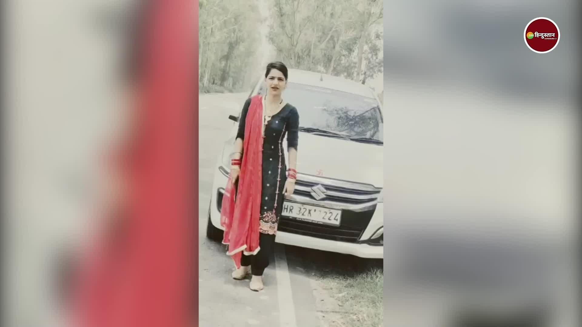 Desi Girl कार खड़ी कर बीच सड़क पर डांस करने लगी देसी गर्ल वीडियो मचा