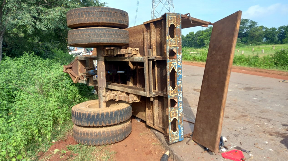 rewa accident tractor trolley overturned due to high-speed death of ... rewa accident tractor trolley overturned due to high-speed death of ...