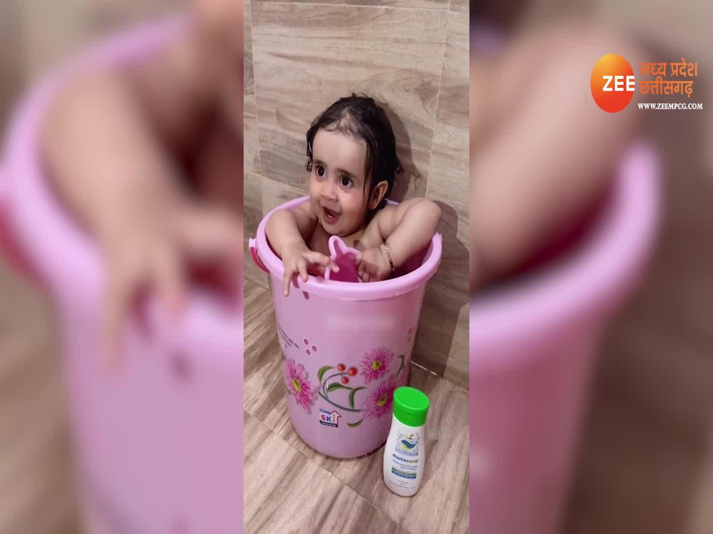 cute little girl bucket Masti bath viral Video main hi hun duniya me ...