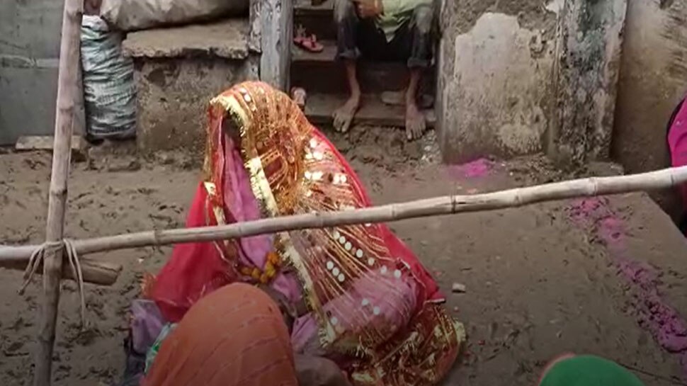 Kathumar after fixing day of death old woman sitting on tomb | इस वृद्धा ने घोषित किया अपनी 'मौत ...
