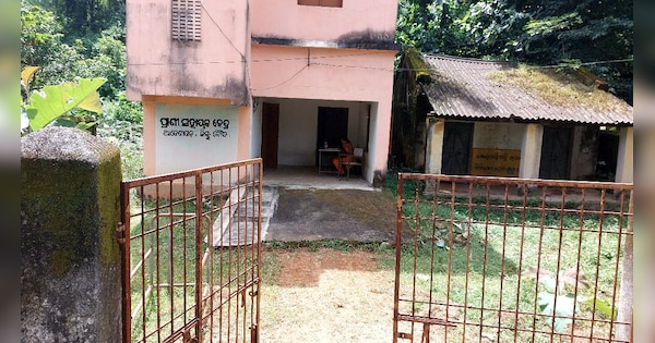 Zee Odisha News ପ୍ରଭାବ: ୨୪ ଘଣ୍ଚାରେ ଫେରିଲେ ନିରୀକ୍ଷକ ମ୍ୟାଡମ, ବାରଣ୍ଡାରେ ...