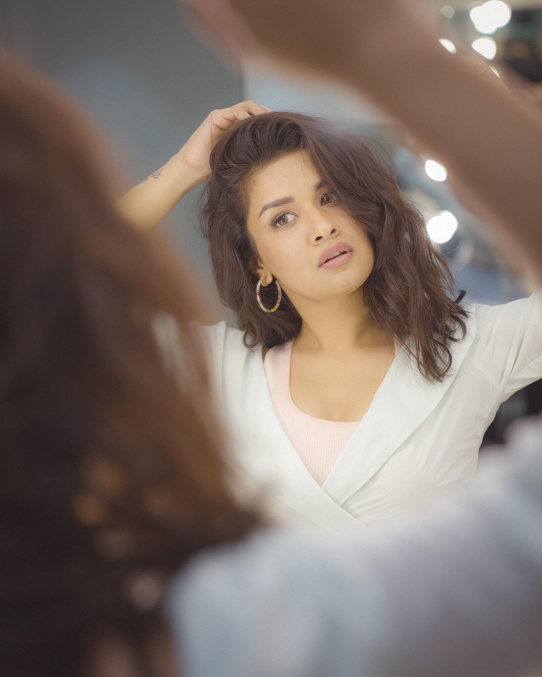 Avneet Kaur Latest Photos Actress was seen grooming her scattered hair ...