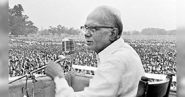 JP's birth anniversary his followers Surendra Singh come to Sitab Diara ...
