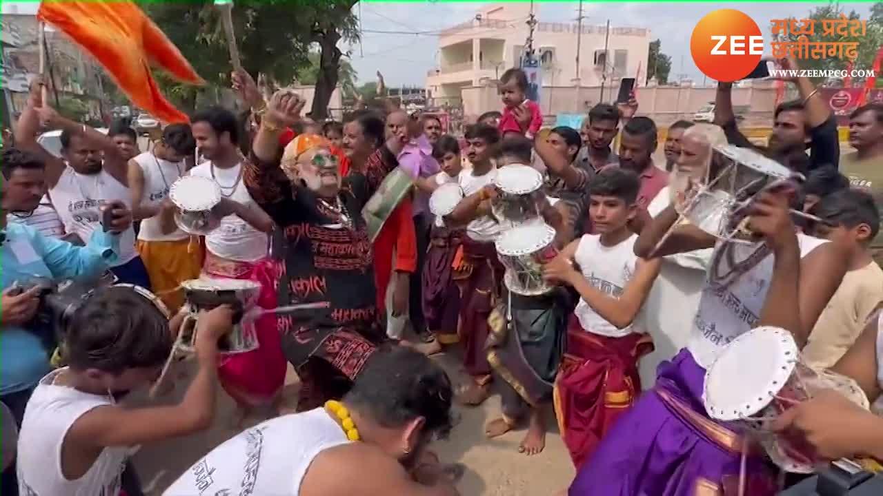 Ujjain Devotees dancing engrossed devotion Mahakal unique Shiva devotee ...