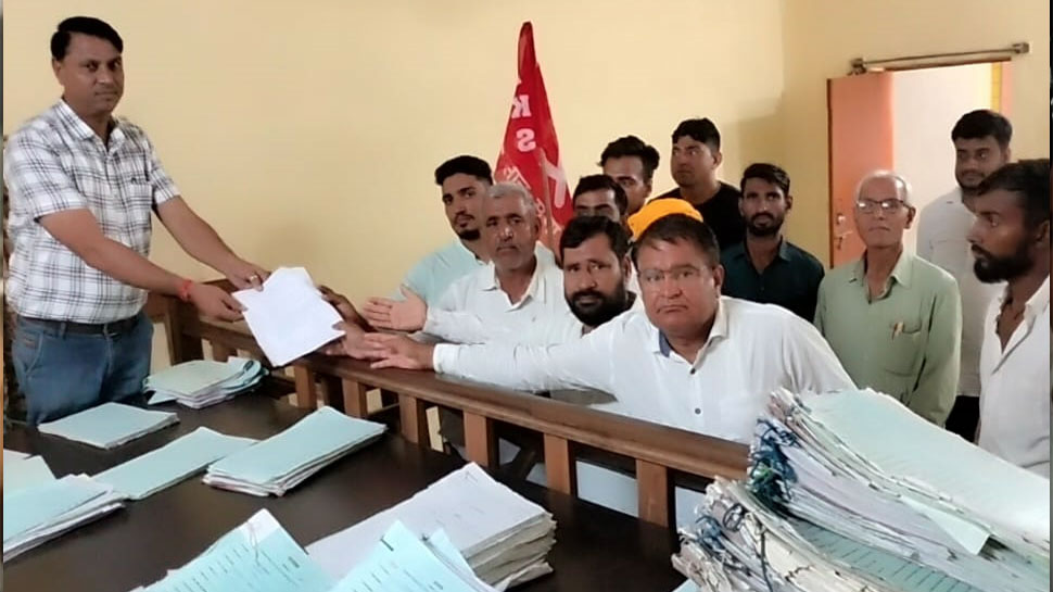 Demonstration at SDM office in Fatehpur, protested, demanded purchase ...