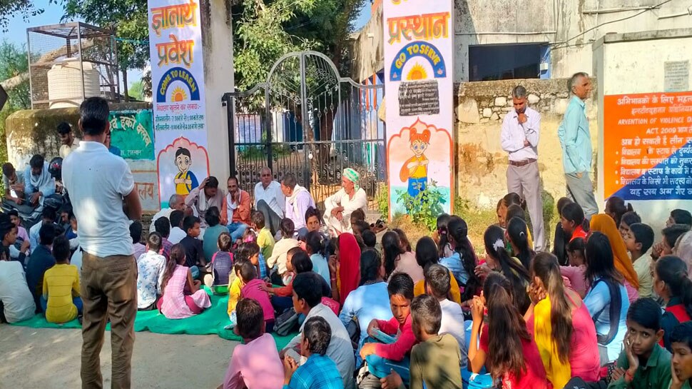Alwar Bansur There is no teacher in school children and parents lock ...