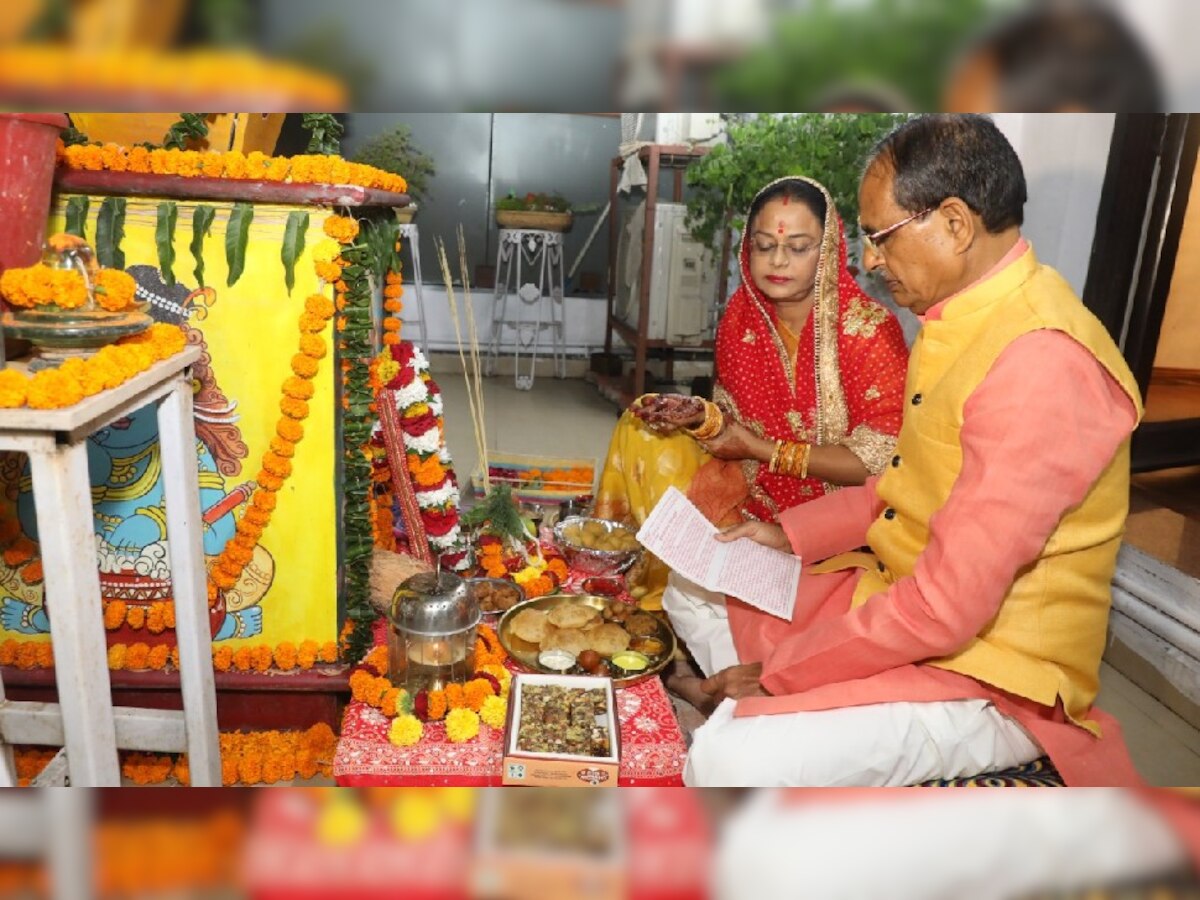 Karwa chauth 2022 pictures of CM Shivraj and Sadhna singh chauhan Karva Chauth apmp| Karva ...