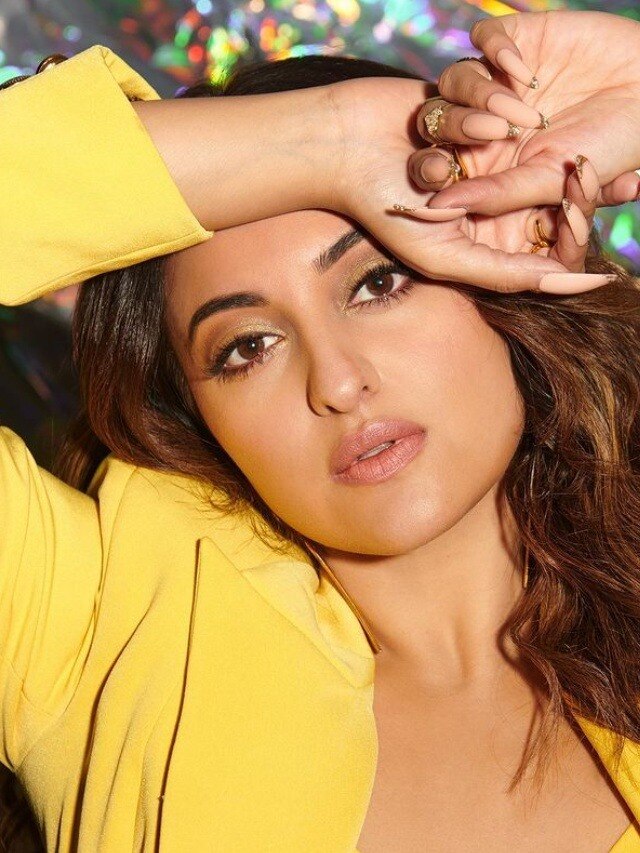 Sonakshi Sinha Open coat buttons to flaunts her bold bralette look ...