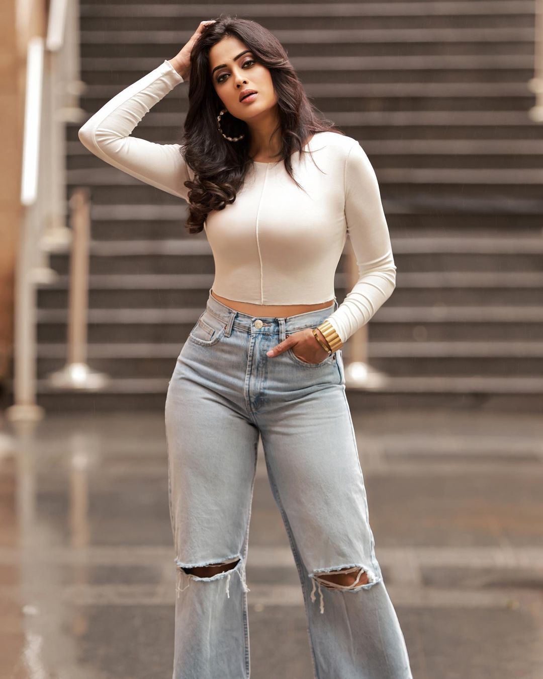 Shweta Tiwari gave a killer pose in white top and tight jeans See Her ...