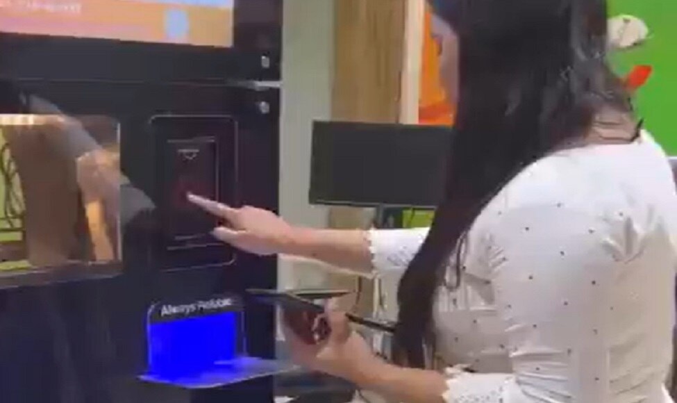 idali atm machine viral video in bengluru startup by two businessman ...