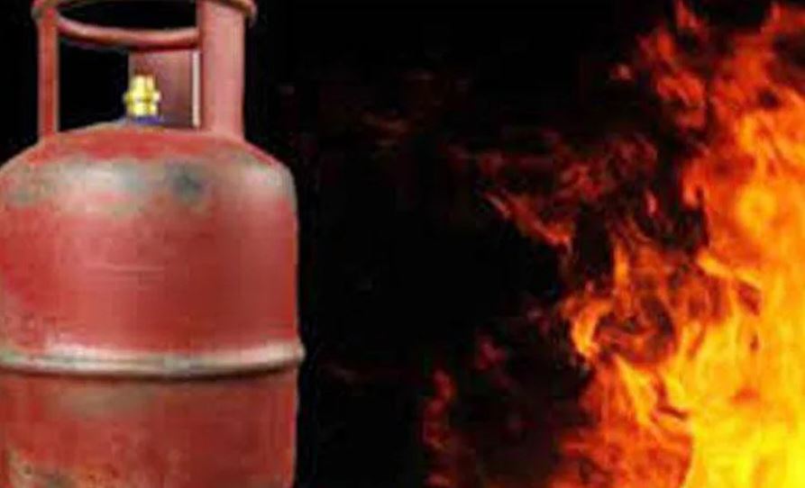 Motihari Gas cylinder burst due to fire bike also exploded due to catch ...