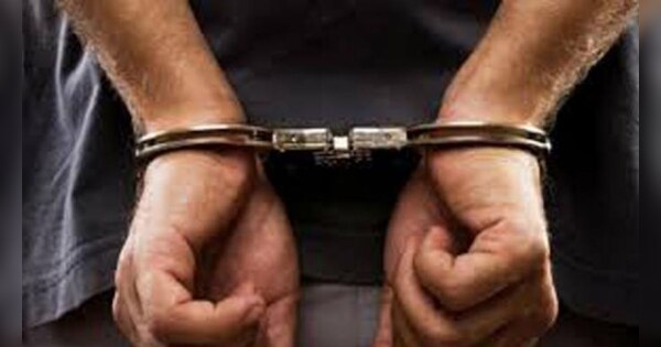 Police raid on riotous party going on in Delhi Ashok Nagar Banquet Hall ...