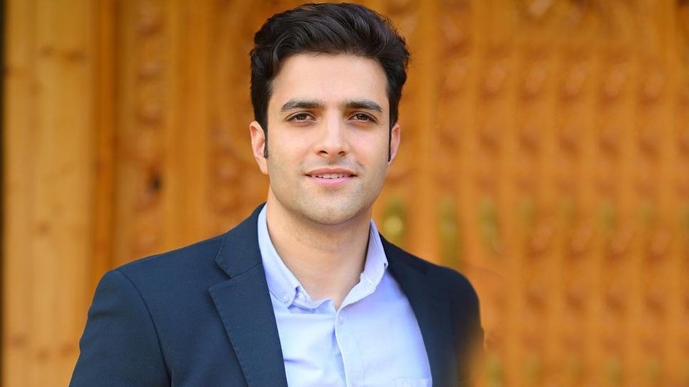 IAS Athar Amir Khan and Mehreen Qazi Romantic Photos, Post wedding ...