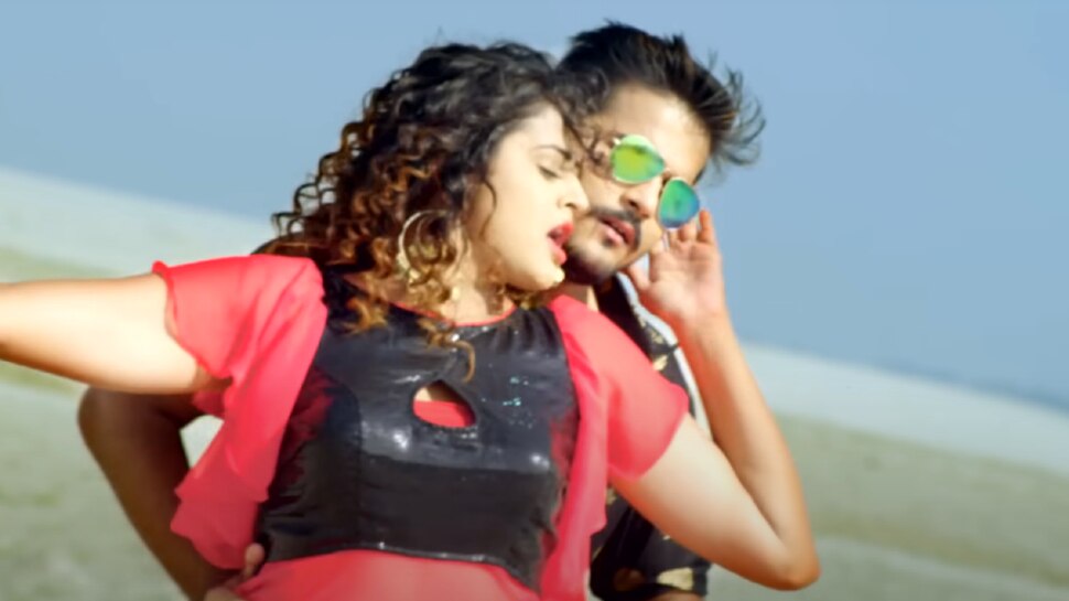 Most Sensual bhojpuri song Mohe Preet Rang Me Rang De Arvind Akela kallu Yamini Singh lipkiss ...