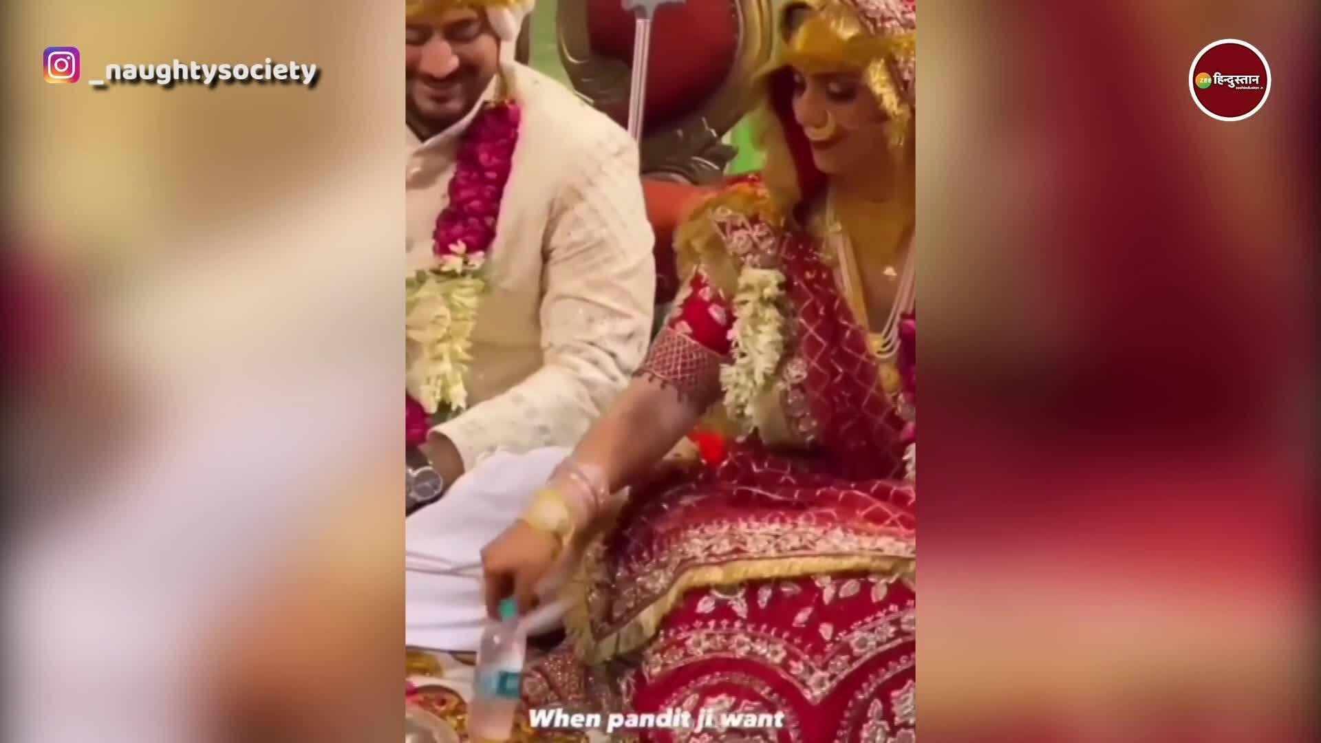 dulha dulhan seen sitting in mandap and playing games with each other ...