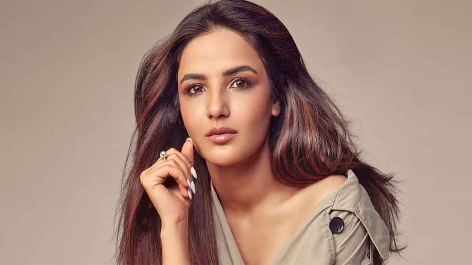 Jasmin Bhasin spotted at the airport was seen wearing only sweatshirt ...