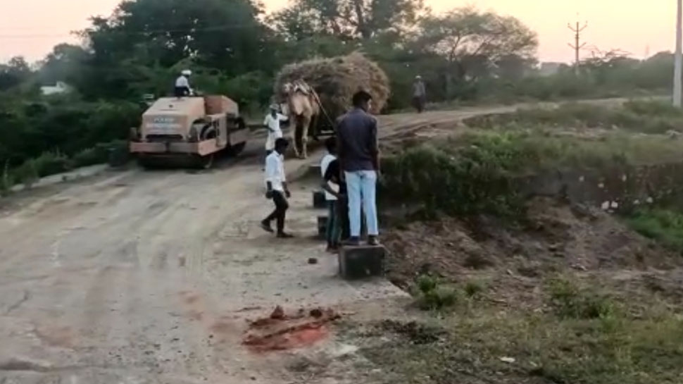 Sagwara Villagers stopped the road work by accusing them of poor ...