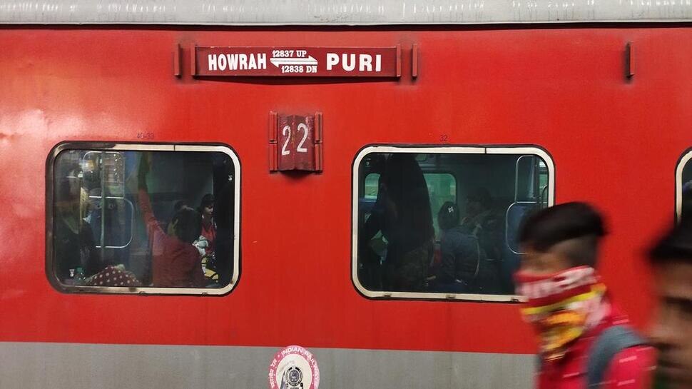 Puri Howrah Express derails at Malatipatpur Railway Station
