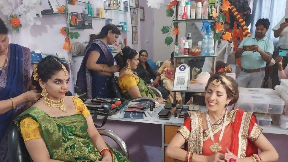 Pushkar Women of the country and abroad performed sixteen adornments on ...