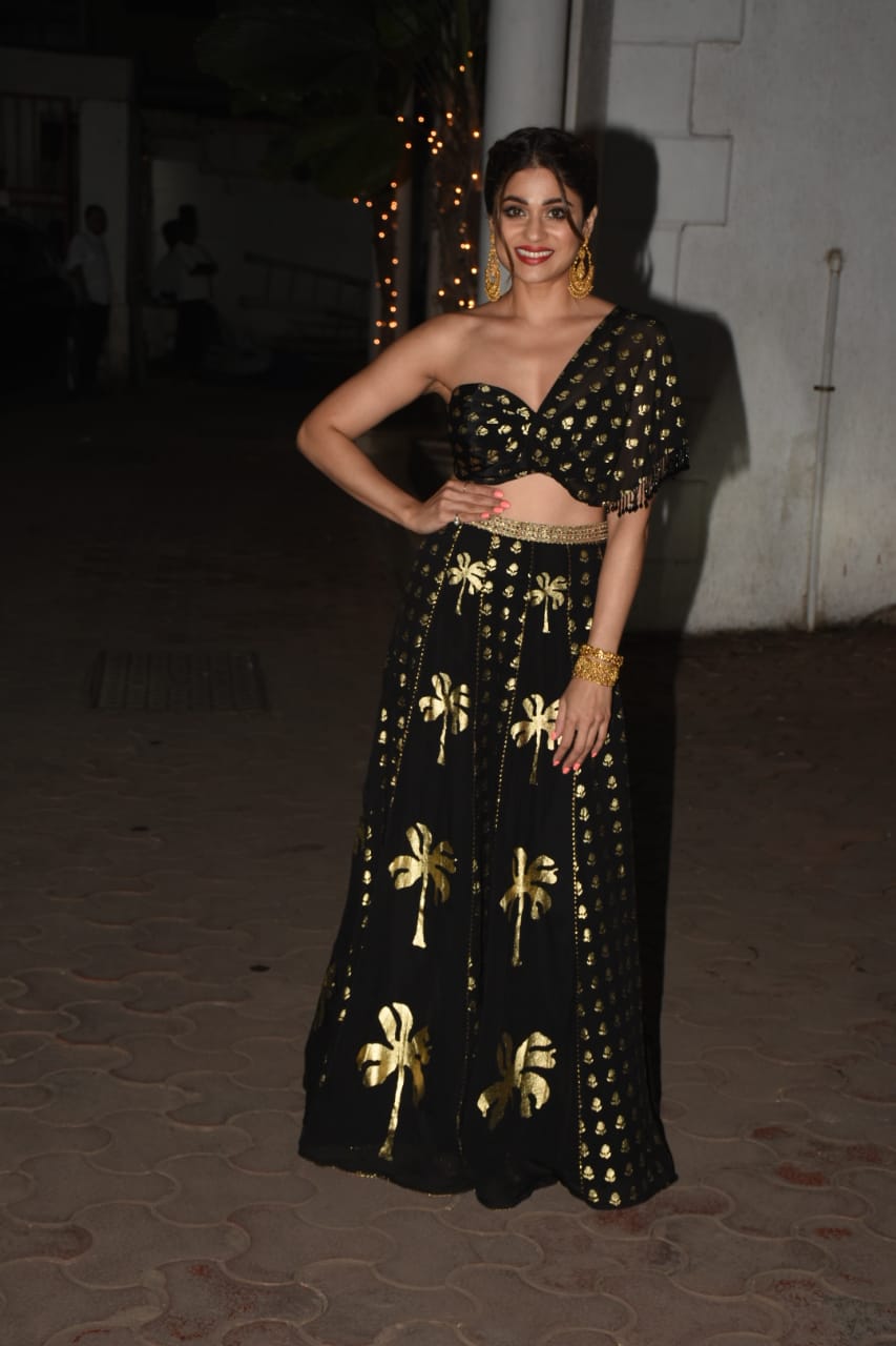 Shamita Shetty sizziling look wear black golden color bralette with ...