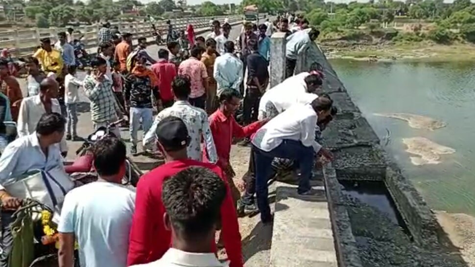 In Rajasthan bike rider fell down from the culvert uncontrollably | Dag ...