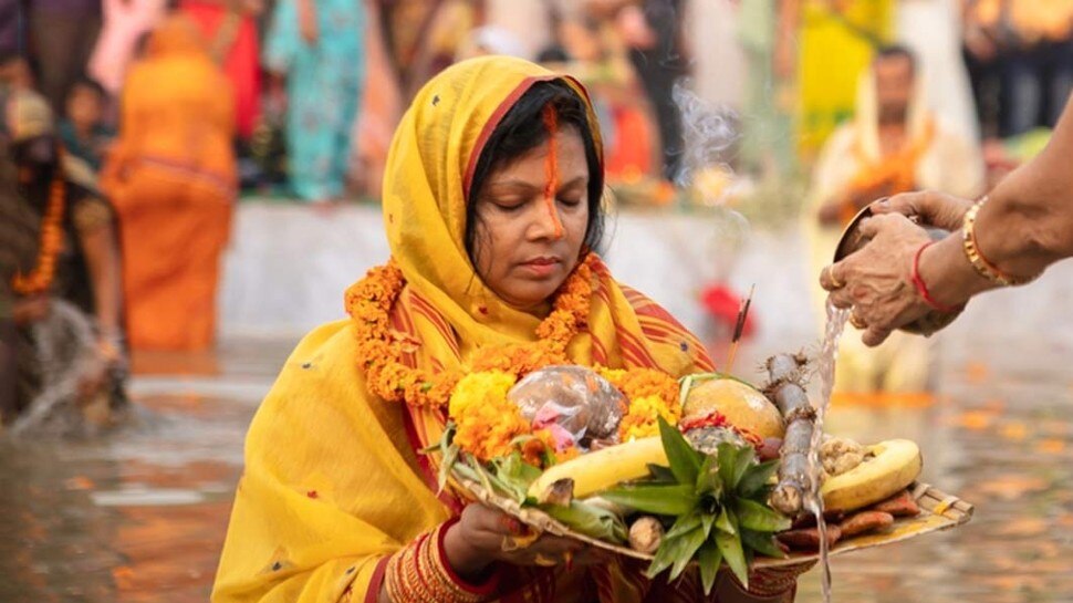 Chhath Puja 2022 date time puja vidhi image Know why all women apply ...