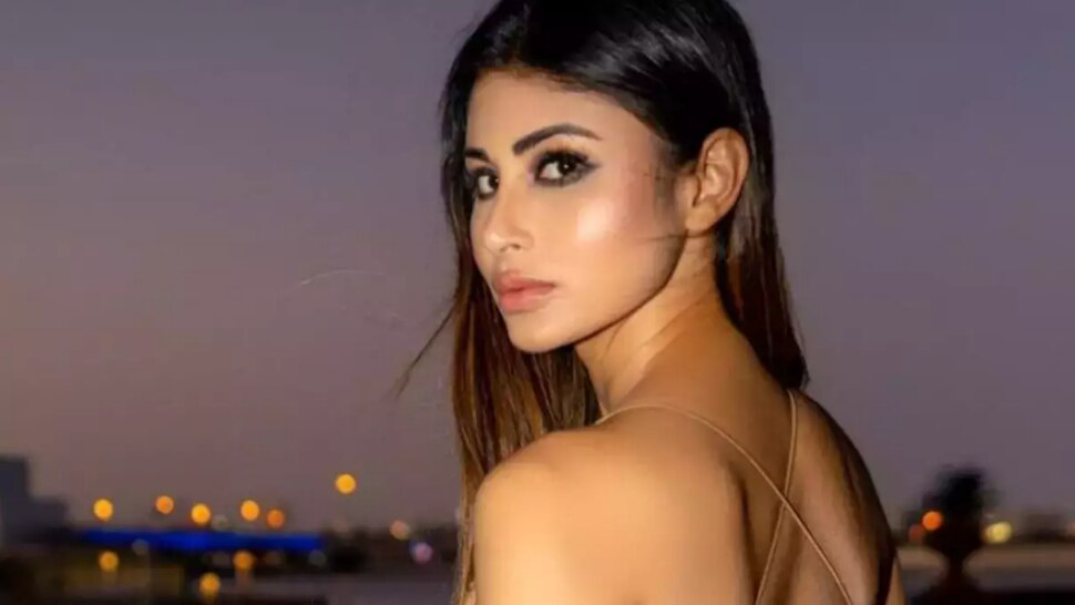Mouni Roy faces oops moment as the actress spotted in the city actress video viral on social ...