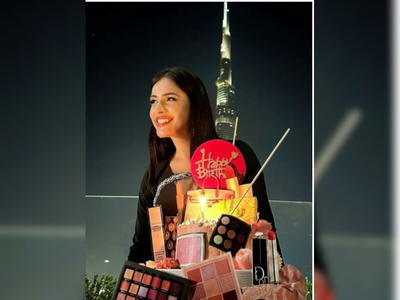 Neha Malik celebrated her birthday in front of Burj Khalifa in Dubai ...