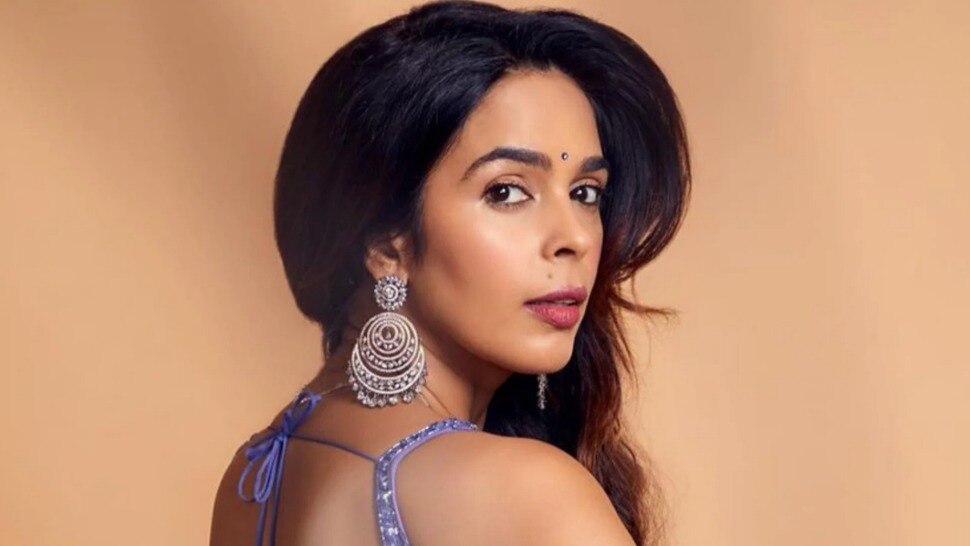 Mallika Sherawat flaunts curves in bikini at 46 Mallika Sherawat boldest look viral on internet ...