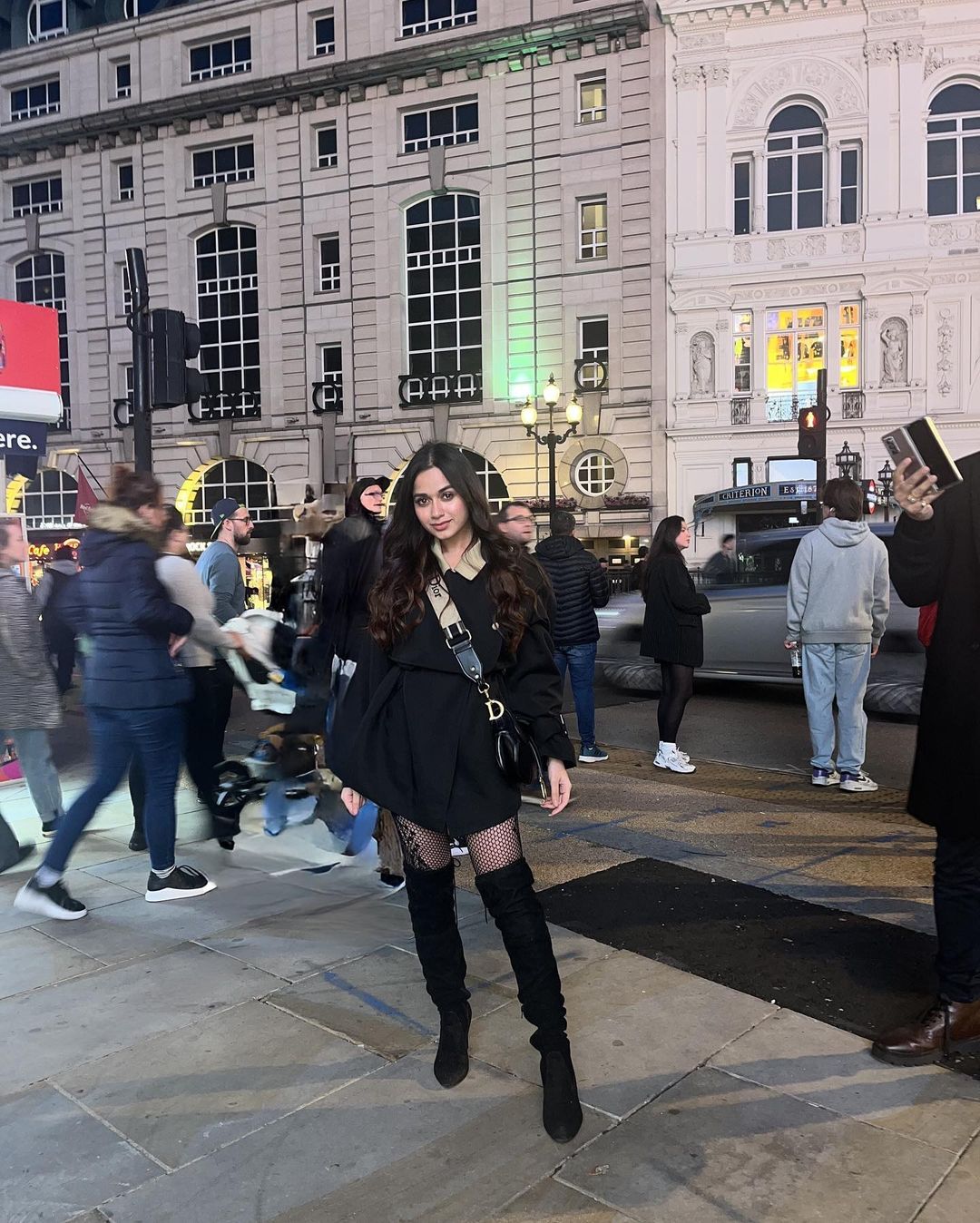 annat Zubair reached London to show Kulche Chole, shared pictures in ...