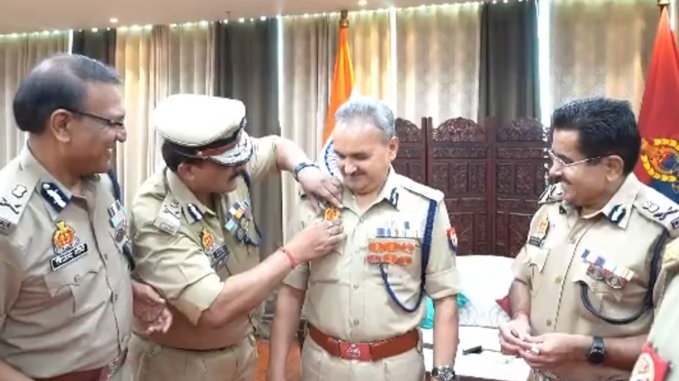DGP Unveiling and releasing the insignia of Uttar Pradesh Police | UP Police को मिला नया प्रतीक ...