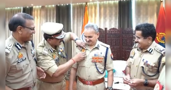 DGP Unveiling and releasing the insignia of Uttar Pradesh Police | UP ...