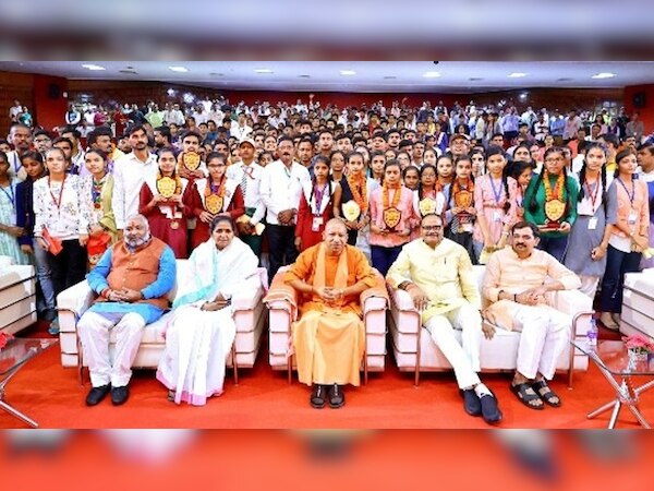 CM Yogi honored the school children who came in merit, said move ahead ...