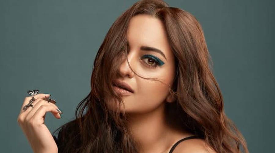 Sonakshi Sinha look bold in black dress see pics | सोनाक्षी सिन्हा ने ...